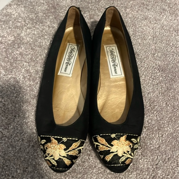 Saks Fifth Avenue | Shoes | Vintage Saks Fifth Avenue Black Low Kitten ...
